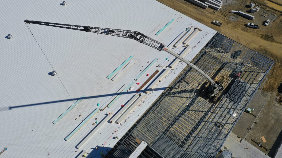 TCC-2500 lifts roof panels for large distribution facility - Link-Belt ...