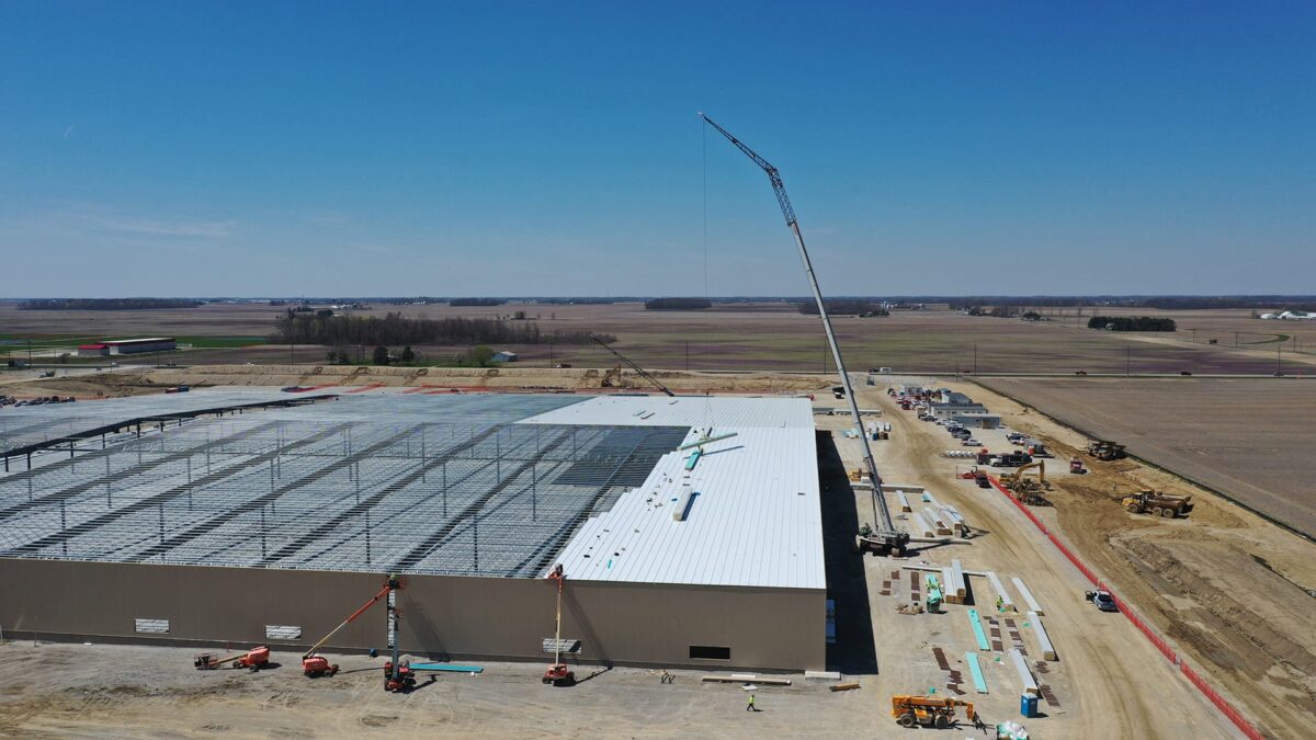 TCC-2500 lifts roof panels for large distribution facility - Link-Belt ...