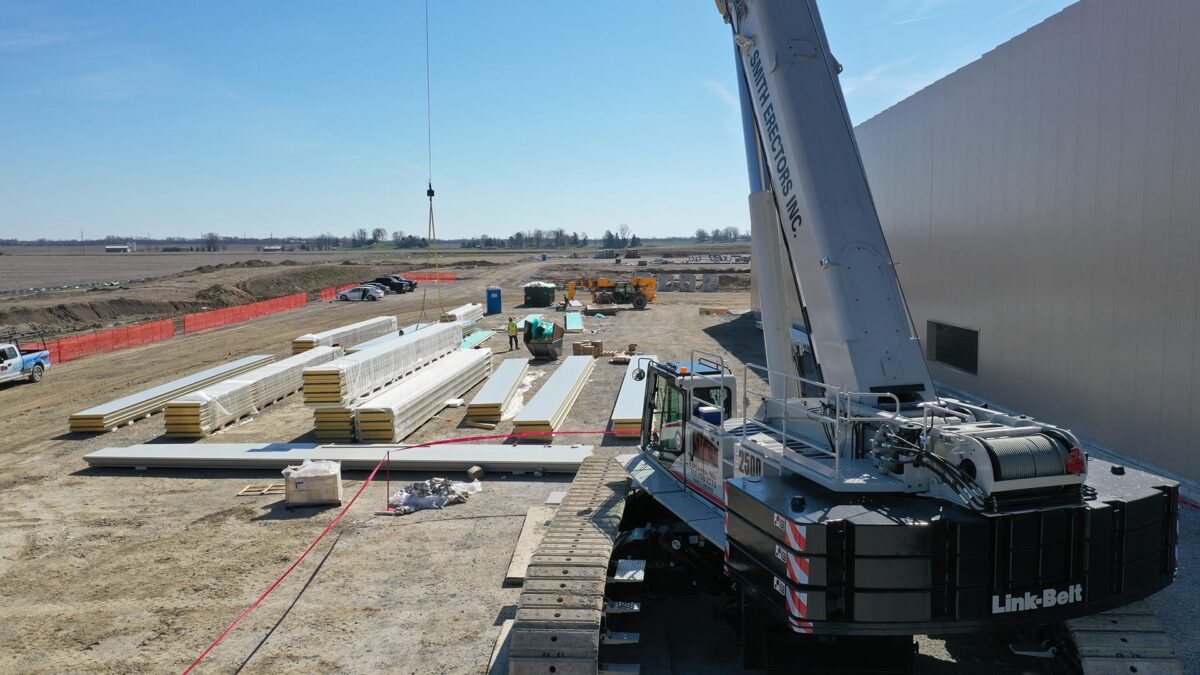 TCC-2500 lifts roof panels for large distribution facility - Link-Belt ...